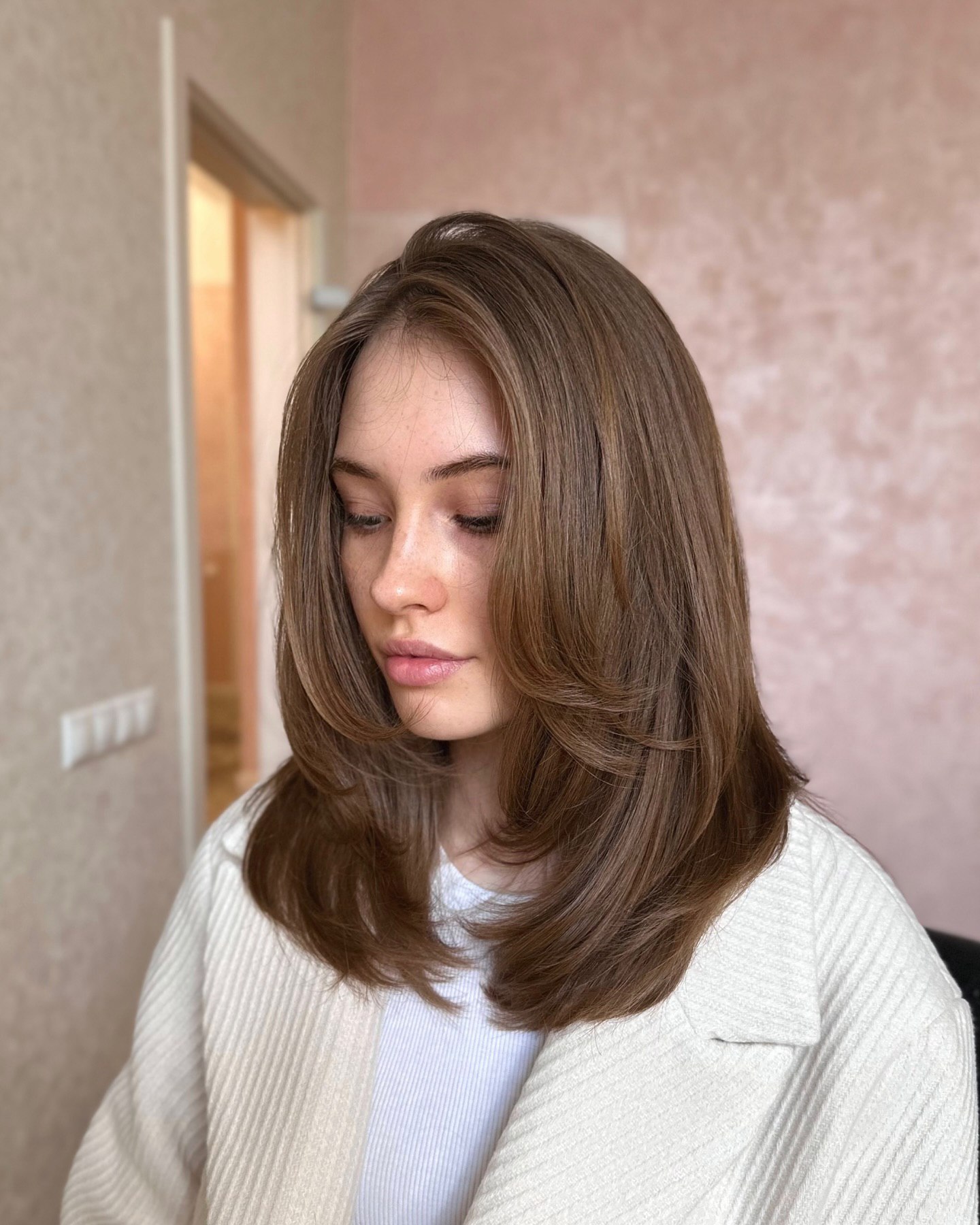 27 Best Medium Haircuts For Spring 2025: Layered, Straight, Shoulder ...